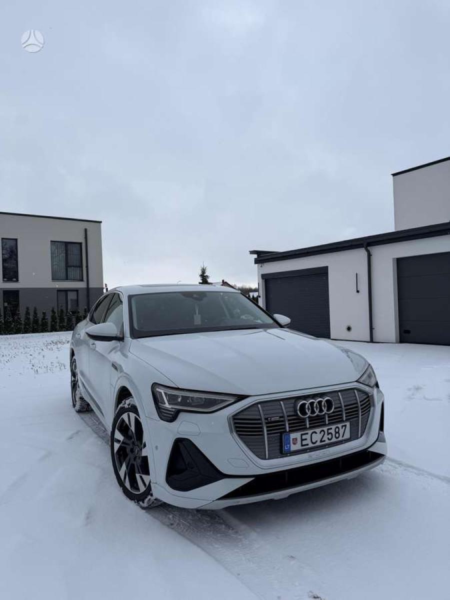 White Audi E-Tron 2021 in Vilnius, with an engine capacity of 0.00 L and mileage of 53 thousand km for 29900 €, photo 5 on AUTOMOTO.COM.LV
