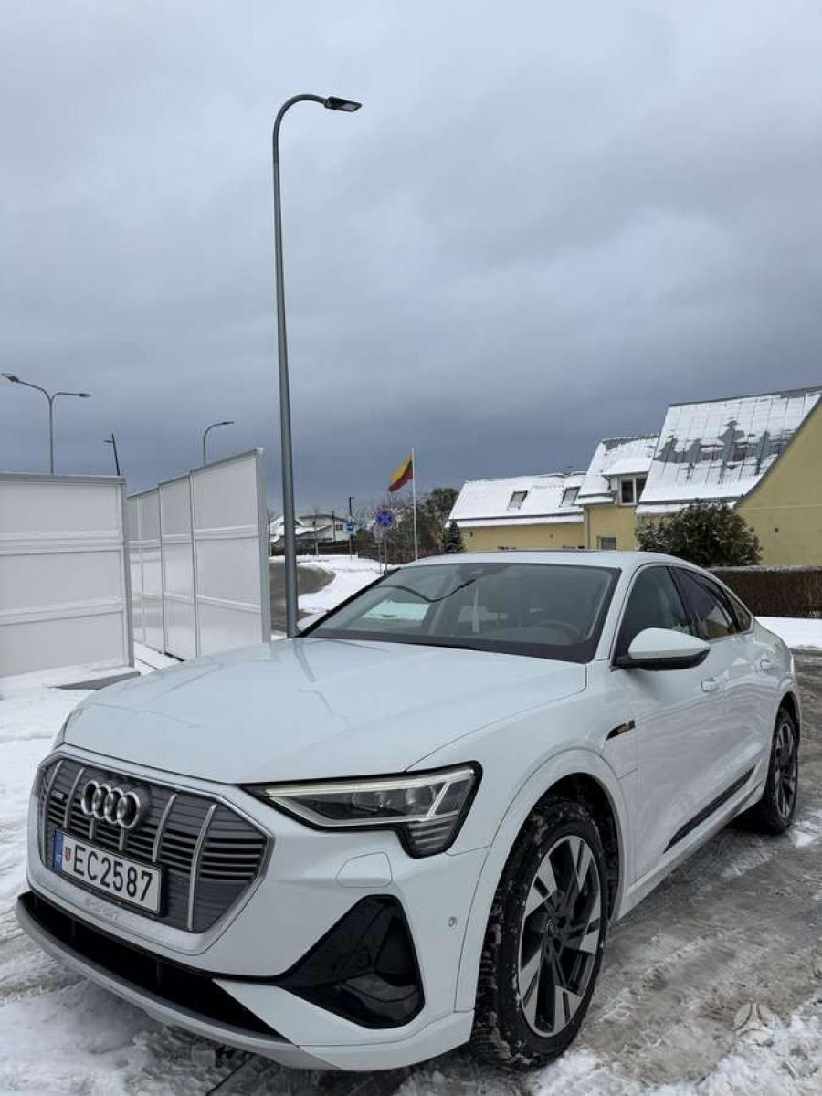 White Audi E-Tron 2021 in Vilnius, with an engine capacity of 0.00 L and mileage of 53 thousand km for 29900 €, photo 10 on AUTOMOTO.COM.LV