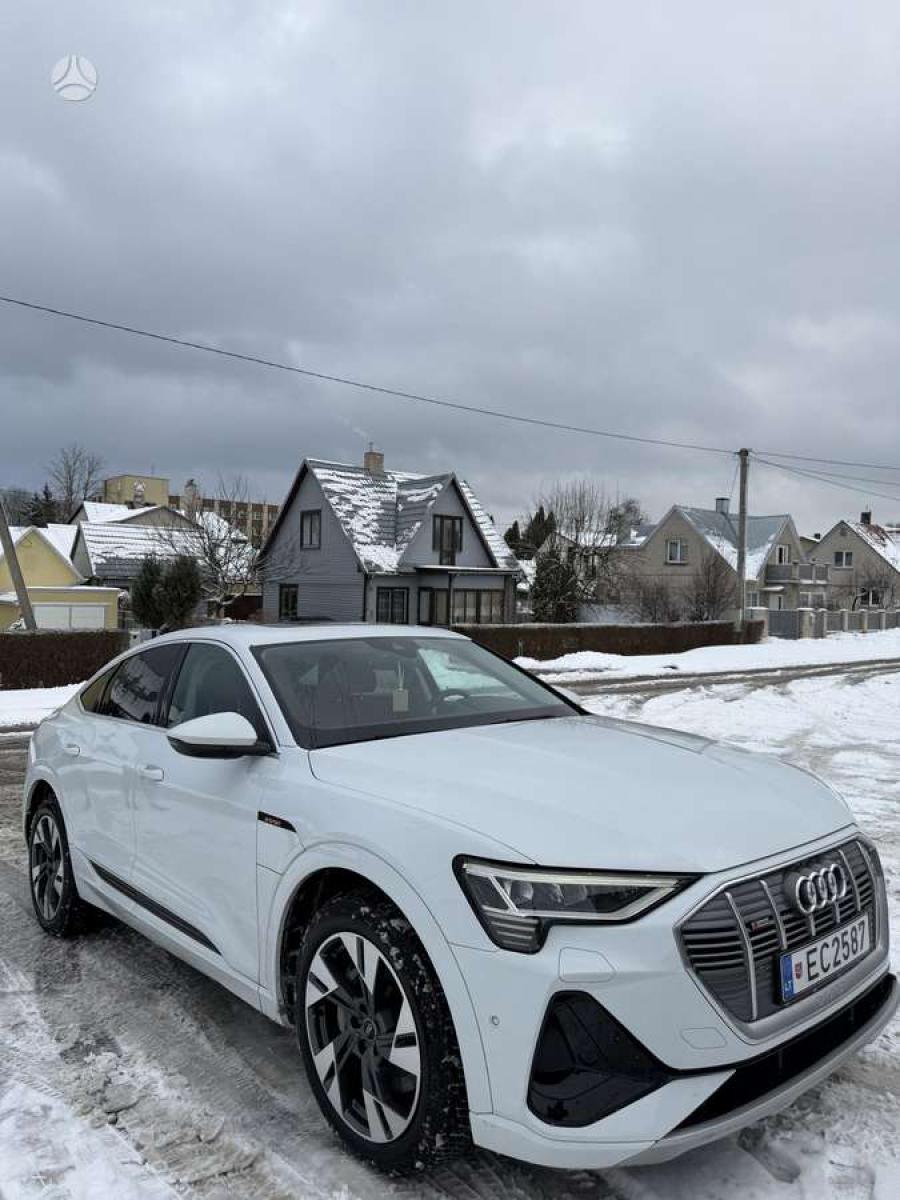 White Audi E-Tron 2021 in Vilnius, with an engine capacity of 0.00 L and mileage of 53 thousand km for 29900 €, photo 11 on AUTOMOTO.COM.LV