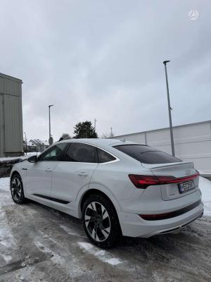 White Audi E-Tron 2021 in Vilnius, with an engine capacity of 0.00 L and mileage of 53 thousand km for 29900 €, photo 12 on AUTOMOTO.COM.LV