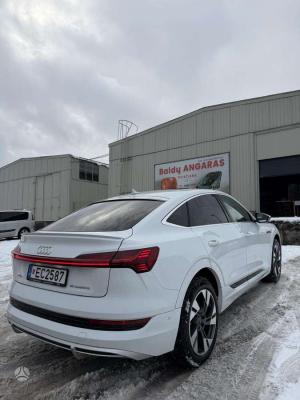 White Audi E-Tron 2021 in Vilnius, with an engine capacity of 0.00 L and mileage of 53 thousand km for 29900 €, photo 13 on AUTOMOTO.COM.LV