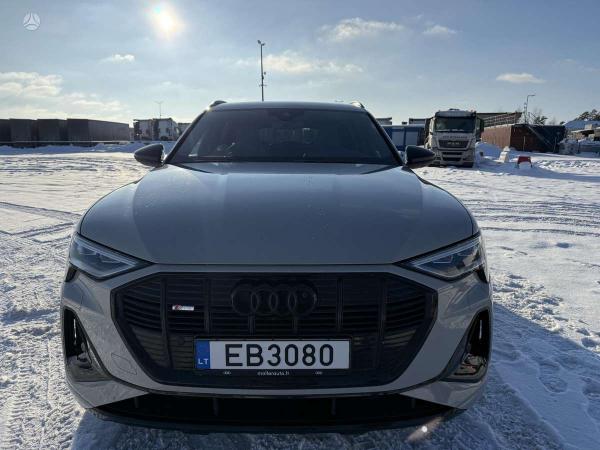 White Audi E-Tron 2021 in Vilnius, with an engine capacity of 0.00 L and mileage of 49 thousand km for 33900 €, photo 3 on AUTOMOTO.COM.LV