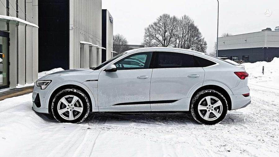 White Audi E-Tron 2021 in Vilnius, with an engine capacity of 0.00 L and mileage of 158 thousand km for 26990 €, photo 8 on AUTOMOTO.COM.LV