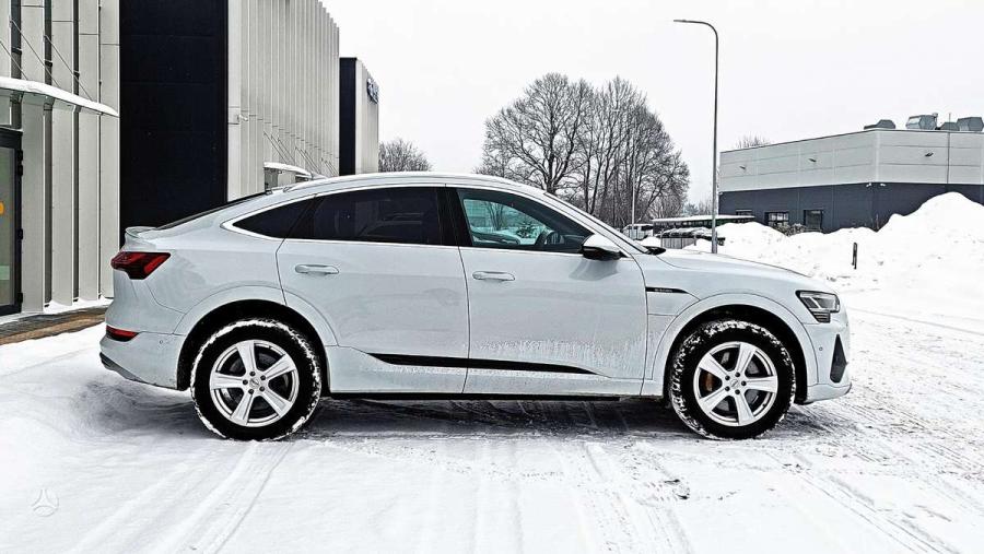 White Audi E-Tron 2021 in Vilnius, with an engine capacity of 0.00 L and mileage of 158 thousand km for 26990 €, photo 9 on AUTOMOTO.COM.LV