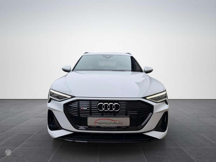 Белый Ауди E-Tron 2021 в Вильнюс, объемом двигателя 0.00 л и пробегом 65 тыс. км за 34900 €, фото 7 на AUTOMOTO.COM.LV