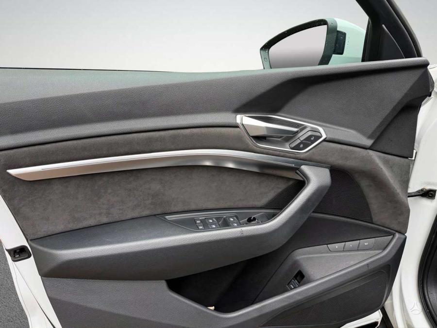 Белый Ауди E-Tron 2021 в Вильнюс, объемом двигателя 0.00 л и пробегом 65 тыс. км за 34900 €, фото 12 на AUTOMOTO.COM.LV