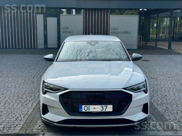 White Audi E-Tron 2021 in Riga, with an engine capacity of 0.00 L and mileage of 62 thousand km for 29900 €, photo 6 on AUTOMOTO.COM.LV