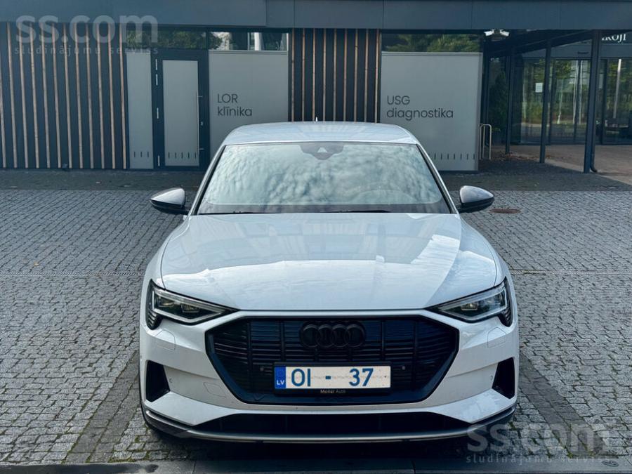 Белый Ауди E-Tron 2021 в Рига, объемом двигателя 0.00 л и пробегом 62 тыс. км за 29900 €, фото 6 на AUTOMOTO.COM.LV