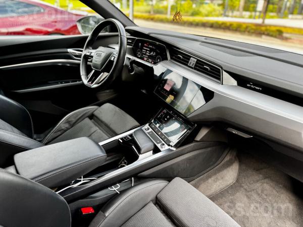 White Audi E-Tron 2021 in Riga, with an engine capacity of 0.00 L and mileage of 62 thousand km for 29900 €, photo 10 on AUTOMOTO.COM.LV