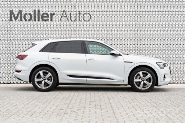 White Audi E-Tron 2022 in Riga, with an engine capacity of 0.00 L and mileage of 50 thousand km for 36900 €, photo 5 on AUTOMOTO.COM.LV