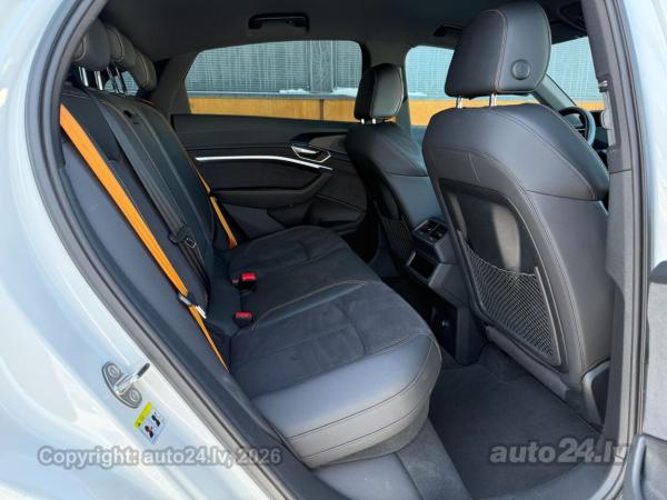 White Audi E-Tron 2022 in Tallinn, with an engine capacity of 0.00 L and mileage of 51 thousand km for 39900 €, photo 11 on AUTOMOTO.COM.LV