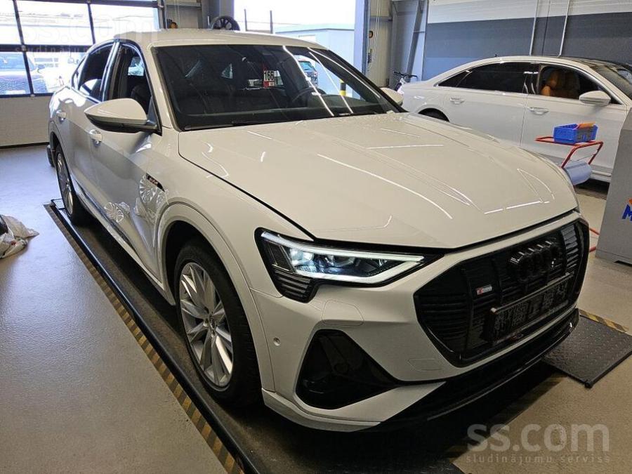 White Audi E-Tron 2022 in Riga, with an engine capacity of 0.00 L and mileage of 54 thousand km for 39950 €, photo 1 on AUTOMOTO.COM.LV