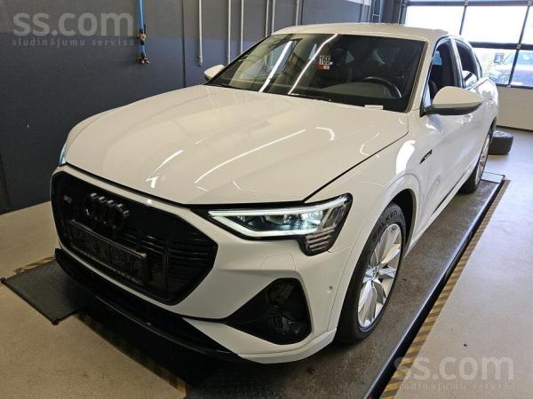 White Audi E-Tron 2022 in Riga, with an engine capacity of 0.00 L and mileage of 54 thousand km for 39950 €, photo 2 on AUTOMOTO.COM.LV