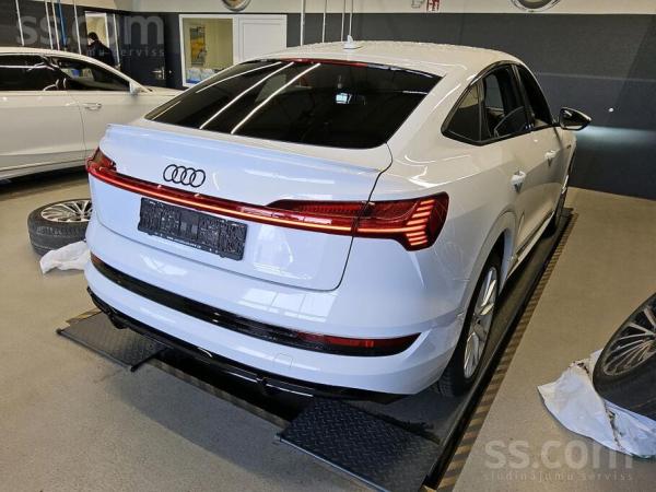 White Audi E-Tron 2022 in Riga, with an engine capacity of 0.00 L and mileage of 54 thousand km for 39950 €, photo 3 on AUTOMOTO.COM.LV