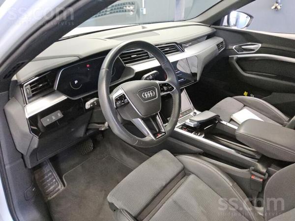 White Audi E-Tron 2022 in Riga, with an engine capacity of 0.00 L and mileage of 54 thousand km for 39950 €, photo 5 on AUTOMOTO.COM.LV
