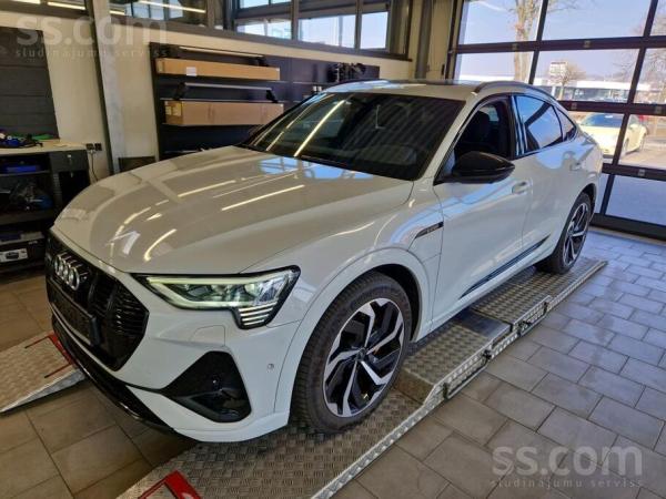 White Audi E-Tron 2022 in Ventspils, with an engine capacity of 0.00 L and mileage of 70 thousand km for 40800 €, photo 1 on AUTOMOTO.COM.LV