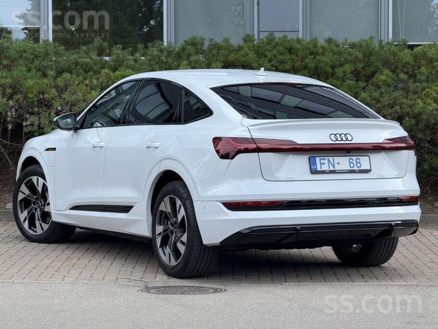 White Audi E-Tron 2022 in Riga, with an engine capacity of 0.00 L and mileage of 41 thousand km for 39000 €, photo 5 on AUTOMOTO.COM.LV