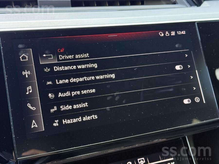 White Audi E-Tron 2022 in Riga, with an engine capacity of 0.00 L and mileage of 41 thousand km for 39000 €, photo 13 on AUTOMOTO.COM.LV