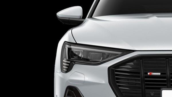 White Audi E-Tron 2022 in Marupe, with an engine capacity of 0.00 L and mileage of 34 thousand km for 38900 €, photo 6 on AUTOMOTO.COM.LV