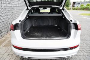 White Audi E-Tron 2022 in Riga, with an engine capacity of 0.00 L and mileage of 23 thousand km for 43850 €, photo 28 on AUTOMOTO.COM.LV