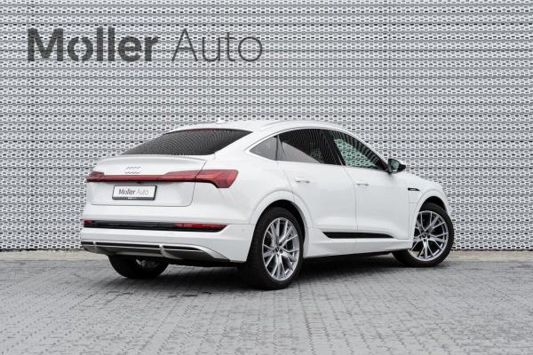 White Audi E-Tron 2022 in Marupe, with an engine capacity of 0.00 L and mileage of 23 thousand km for 43850 €, photo 4 on AUTOMOTO.COM.LV