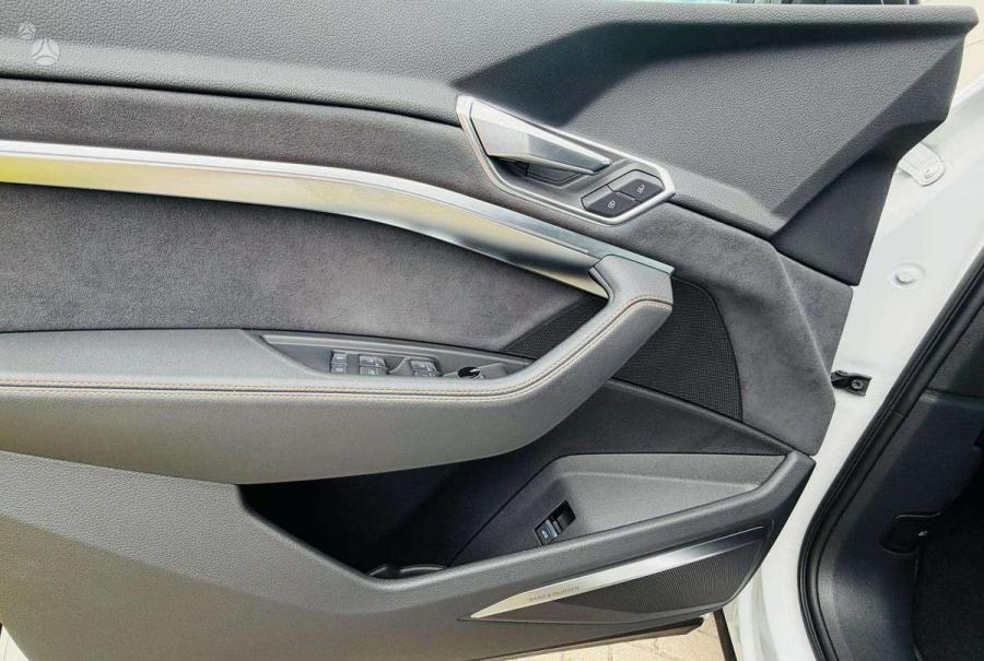 Белый Ауди E-Tron 2022 в Вильнюс, объемом двигателя 0.00 л и пробегом 34 тыс. км за 37500 €, фото 29 на AUTOMOTO.COM.LV