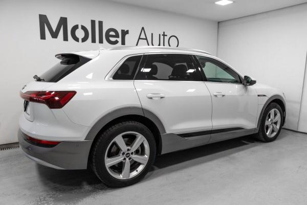White Audi E-Tron 2022 in Vilnius, with an engine capacity of 0.00 L and mileage of 49 thousand km for 33500 €, photo 4 on AUTOMOTO.COM.LV