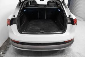 Белый Ауди E-Tron 2022 в Вильнюс, объемом двигателя 0.00 л и пробегом 49 тыс. км за 33500 €, фото 23 на AUTOMOTO.COM.LV