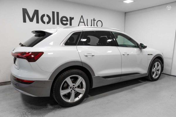 White Audi E-Tron 2022 in Vilnius, with an engine capacity of 0.00 L and mileage of 49 thousand km for 33500 €, photo 4 on AUTOMOTO.COM.LV