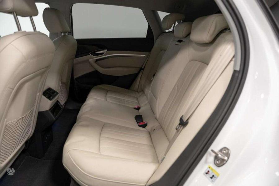 Balts Audi E-Tron 2022 Viļņa, ar dzinēja tilpumu 0.00 L un nobraukumu 49 tūkst. km par 33500 €, foto 7 vietnē AUTOMOTO.COM.LV