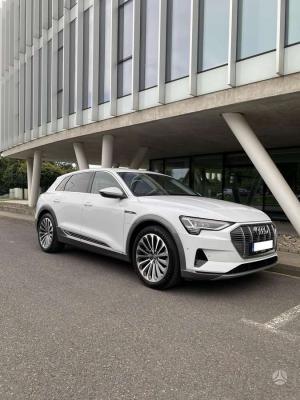 Белый Ауди E-Tron 2022 в Вильнюс, объемом двигателя 0.00 л и пробегом 66 тыс. км за 34500 €, фото 3 на AUTOMOTO.COM.LV