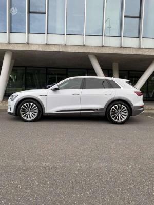 Белый Ауди E-Tron 2022 в Вильнюс, объемом двигателя 0.00 л и пробегом 66 тыс. км за 34500 €, фото 4 на AUTOMOTO.COM.LV