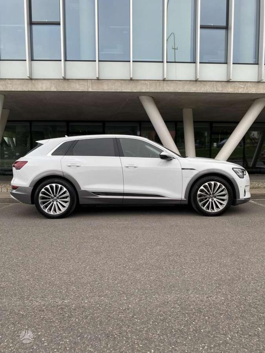 Белый Ауди E-Tron 2022 в Вильнюс, объемом двигателя 0.00 л и пробегом 66 тыс. км за 34500 €, фото 5 на AUTOMOTO.COM.LV