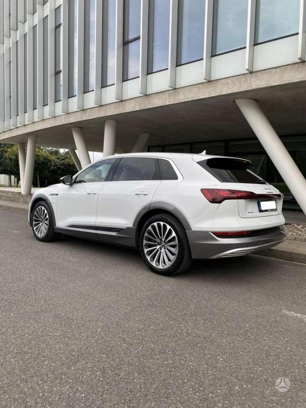 White Audi E-Tron 2022 in Vilnius, with an engine capacity of 0.00 L and mileage of 66 thousand km for 34500 €, photo 5 on AUTOMOTO.COM.LV