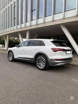 Белый Ауди E-Tron 2022 в Вильнюс, объемом двигателя 0.00 л и пробегом 66 тыс. км за 34500 €, фото 6 на AUTOMOTO.COM.LV