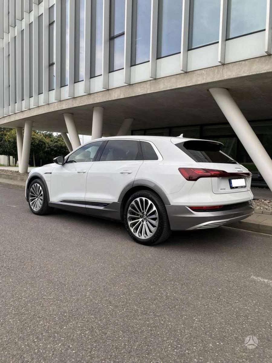 Белый Ауди E-Tron 2022 в Вильнюс, объемом двигателя 0.00 л и пробегом 66 тыс. км за 34500 €, фото 6 на AUTOMOTO.COM.LV