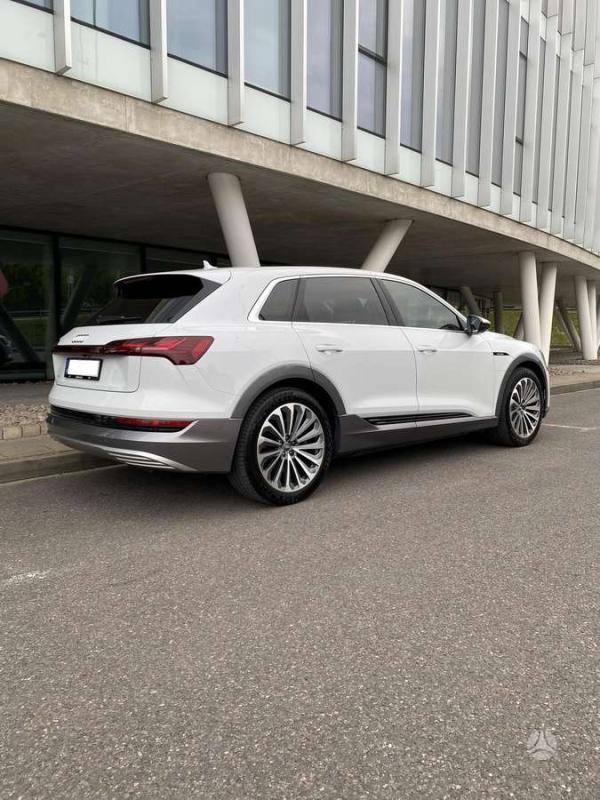 White Audi E-Tron 2022 in Vilnius, with an engine capacity of 0.00 L and mileage of 66 thousand km for 34500 €, photo 6 on AUTOMOTO.COM.LV