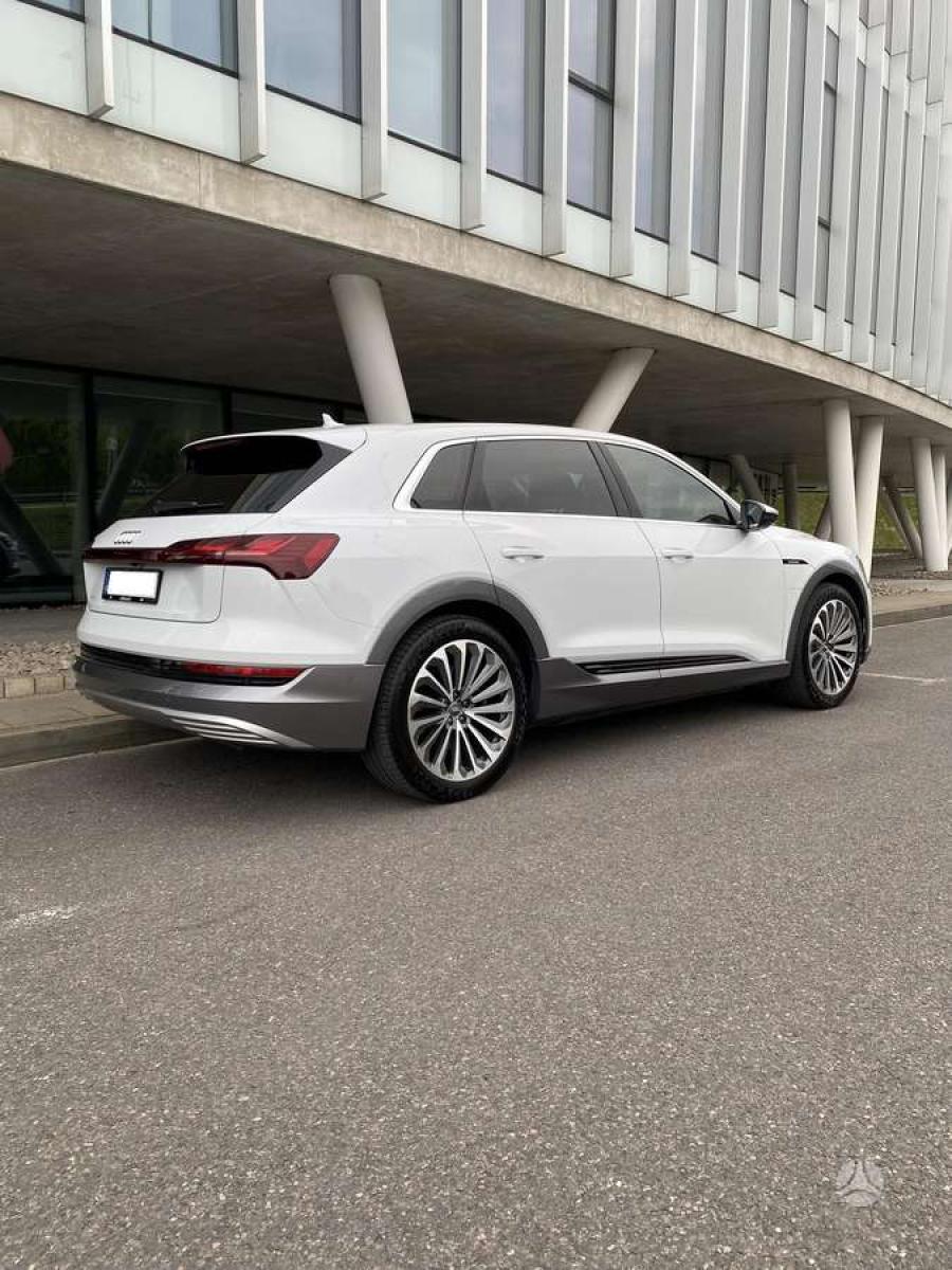 Белый Ауди E-Tron 2022 в Вильнюс, объемом двигателя 0.00 л и пробегом 66 тыс. км за 34500 €, фото 7 на AUTOMOTO.COM.LV
