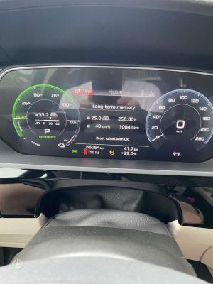 Белый Ауди E-Tron 2022 в Вильнюс, объемом двигателя 0.00 л и пробегом 66 тыс. км за 34500 €, фото 24 на AUTOMOTO.COM.LV