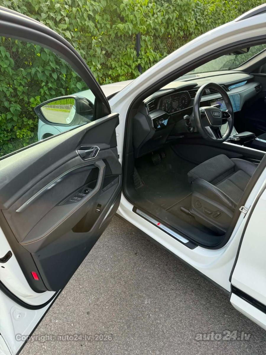 White Audi E-Tron 2022 in Tallinn, with an engine capacity of 0.00 L and mileage of 58 thousand km for 42500 €, photo 10 on AUTOMOTO.COM.LV