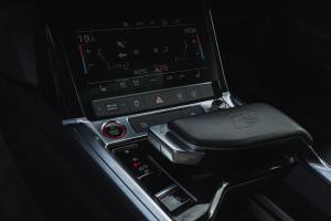 Белый Ауди E-Tron 2022 в Вентспилс, объемом двигателя 0.00 л и пробегом 44 тыс. км за 47500 €, фото 28 на AUTOMOTO.COM.LV