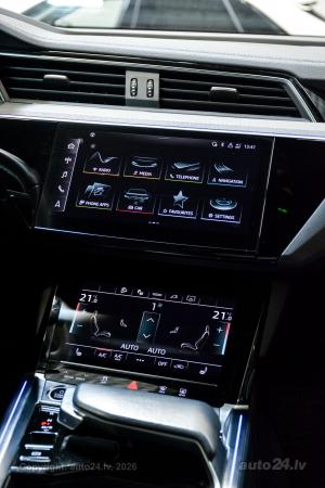 White Audi E-Tron 2022 in Tallinn, with an engine capacity of 0.00 L and mileage of 34 thousand km for 38500 €, photo 12 on AUTOMOTO.COM.LV