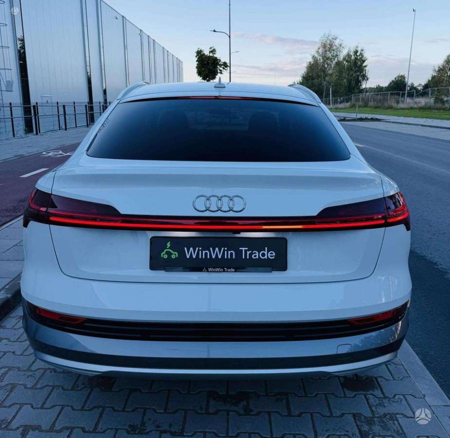 White Audi E-Tron 2022 in Vilnius, with an engine capacity of 0.00 L and mileage of 69 thousand km for 34990 €, photo 7 on AUTOMOTO.COM.LV
