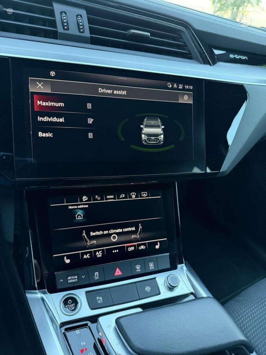 White Audi E-Tron 2022 in Vilnius, with an engine capacity of 0.00 L and mileage of 69 thousand km for 34990 €, photo 19 on AUTOMOTO.COM.LV