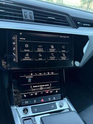 White Audi E-Tron 2022 in Vilnius, with an engine capacity of 0.00 L and mileage of 69 thousand km for 34990 €, photo 21 on AUTOMOTO.COM.LV
