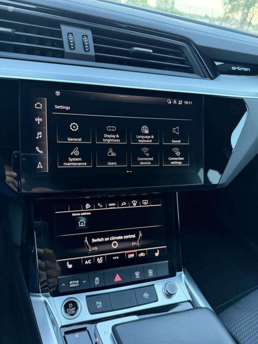 White Audi E-Tron 2022 in Vilnius, with an engine capacity of 0.00 L and mileage of 69 thousand km for 34990 €, photo 21 on AUTOMOTO.COM.LV