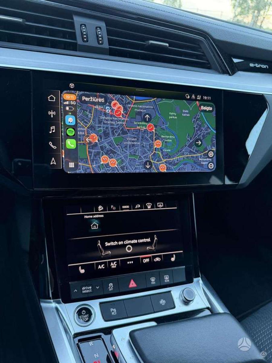 White Audi E-Tron 2022 in Vilnius, with an engine capacity of 0.00 L and mileage of 69 thousand km for 34990 €, photo 23 on AUTOMOTO.COM.LV