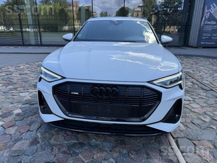 Balts Audi E-Tron 2023 Rīga, ar dzinēja tilpumu 0.00 L un nobraukumu 131 tūkst. km par 31999 €, foto 4 vietnē AUTOMOTO.COM.LV
