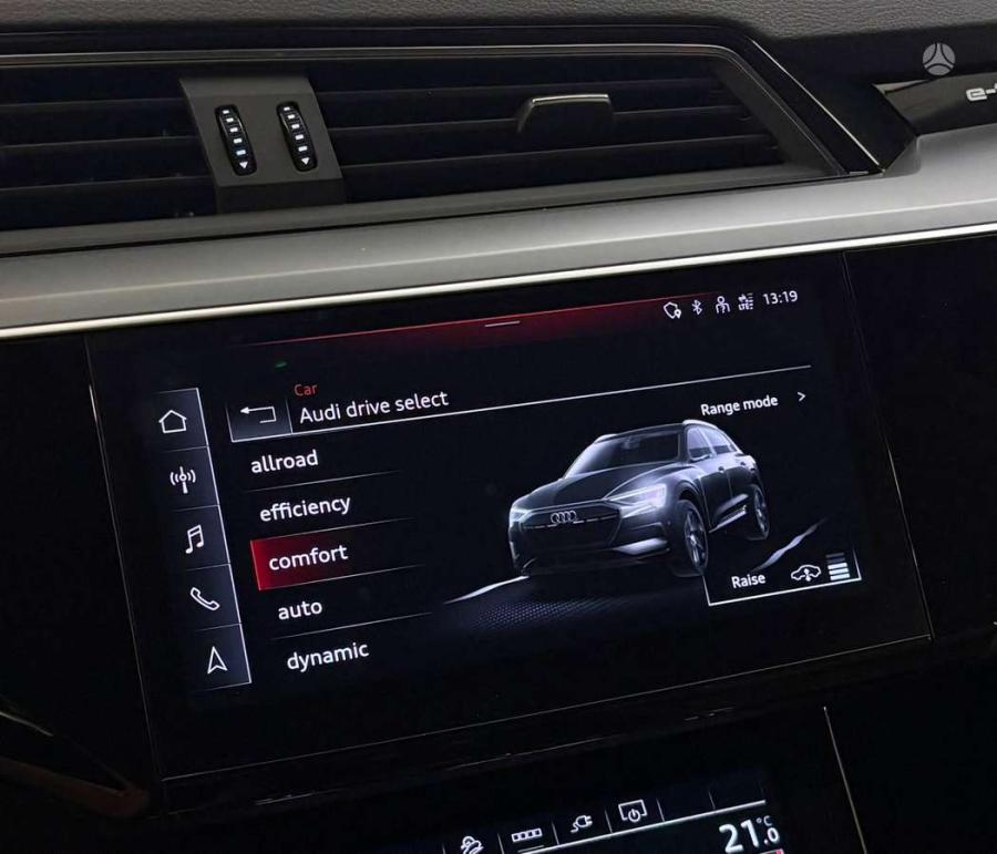 White Audi E-Tron 2023 in Marijampole, with an engine capacity of 0.00 L and mileage of 31 thousand km for 32650 €, photo 7 on AUTOMOTO.COM.LV