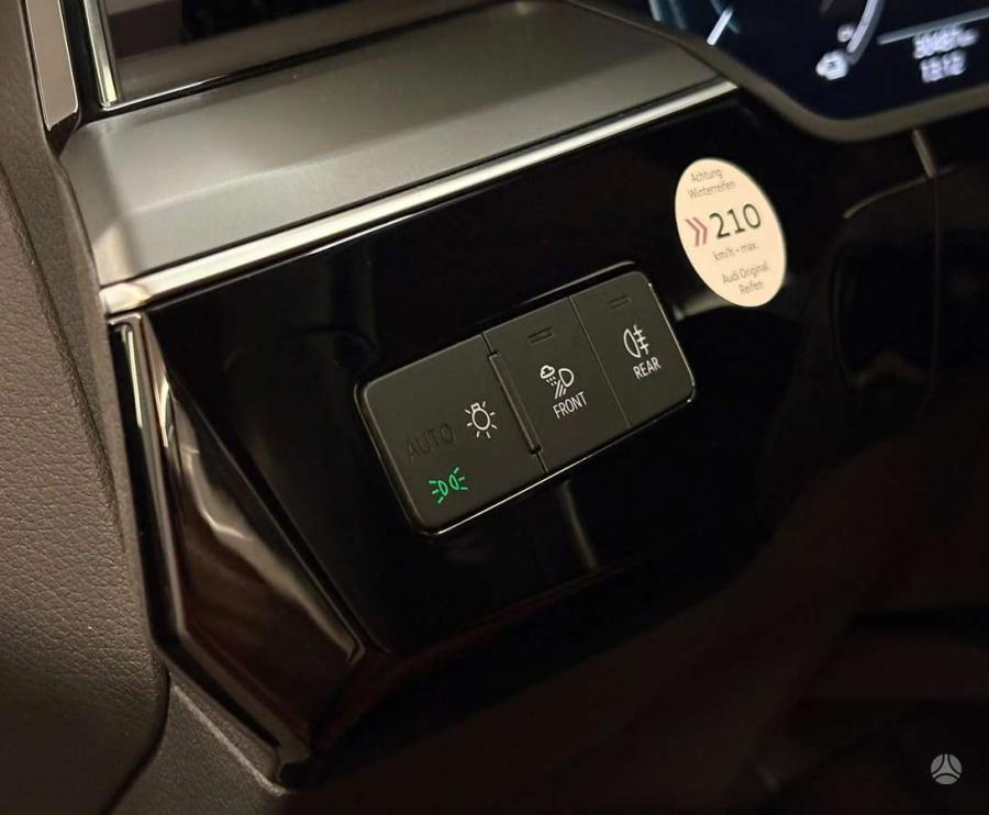 White Audi E-Tron 2023 in Marijampole, with an engine capacity of 0.00 L and mileage of 31 thousand km for 32650 €, photo 24 on AUTOMOTO.COM.LV